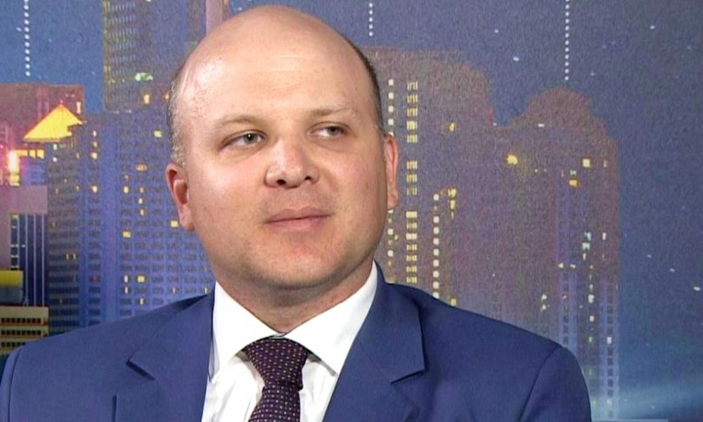 Megvan: Ő az a helyettes államtitkár, akit bilincsben vittek el ...