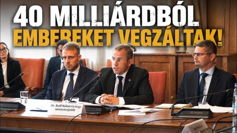 Videón, ahogy Ruff Bálint kiosztja a volt megafonost, Szűcs Gábort ...